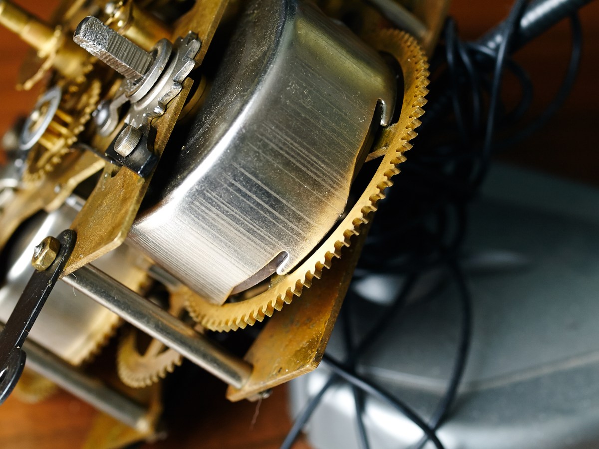 Daniel Dakota wall clock has stopped – why fix it? – Antique and ...