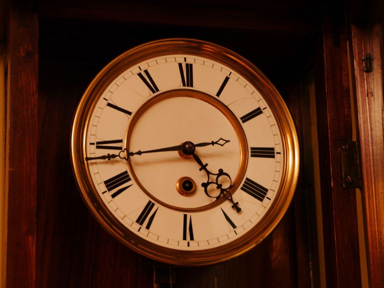 How does a mechanical clock work? – Antique and Vintage Mechanical Clocks