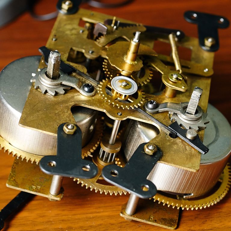 Winding a mechanical clock – A How-To Guide – Antique and Vintage ...