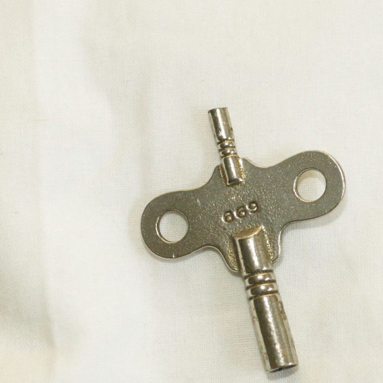 Winding a mechanical clock – A How-To Guide – Antique and Vintage ...