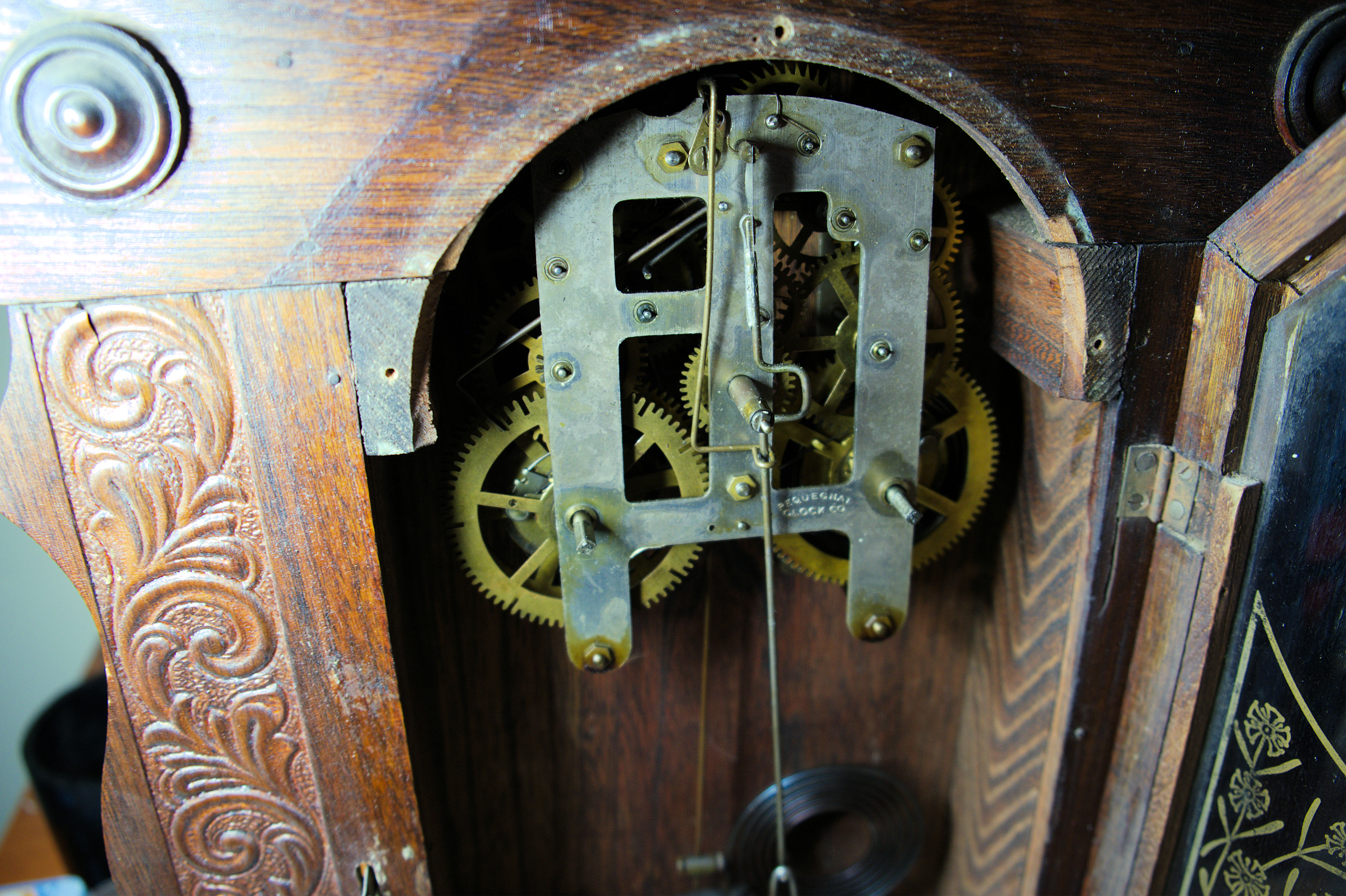 Arthur Pequegnat Canuck gingerbread clock first look – Antique and ...