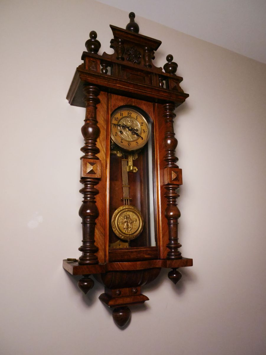 A Guide to Choosing Antique and Vintage Clocks as Unique Gifts ...
